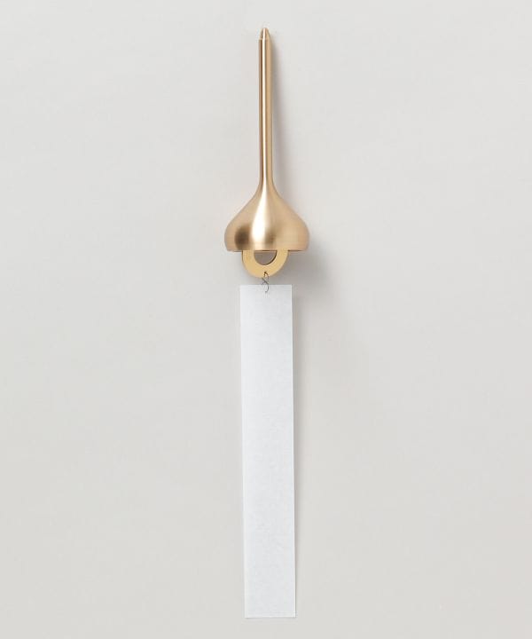商品仕様:可愛らしい玉ねぎ型のフォルムの風鈴です。サイズ:高さ12.8cm　直径4.9 cm(金属部分)素材:真鍮（銅60%・亜鉛40%）注意事項:こちらの商品は職人による手作りとなります。 ◆生地の取り方により1点1点柄の出方・配置、形や...