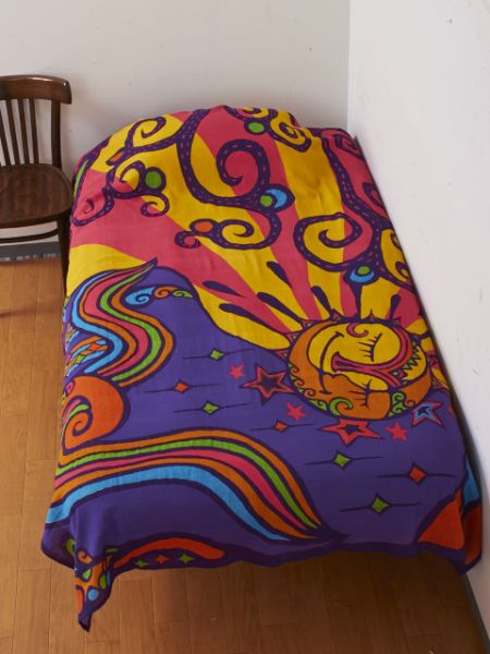 商品仕様:まるで1枚の絵を飾るようなインパクト大のサン＆ムーン。シングルサイズ:のベッドカバーとしてはもちろん、ソファーや車のシートにかけたり、フックを付けてカーテンにしたり、アイディア次第で用途いろいろ。お部屋の模様替えにおすすめ。サイズ...