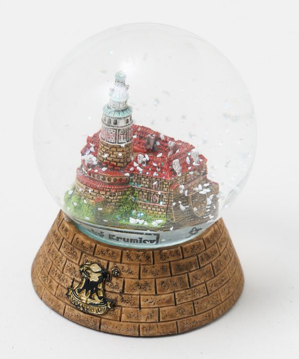 商品仕様:チェコの建造物を閉じ込めたチェコアーキスノードーム。ドーム内で舞う雪が幻想的な風景を演出し、旅の記憶を思い起こさせるような逸品です。サイズ:直径5.5cm　高さ6.5cm素材:陶磁器 水 カ゛ラス コ゛ム注意事項:こちらの商品は職...