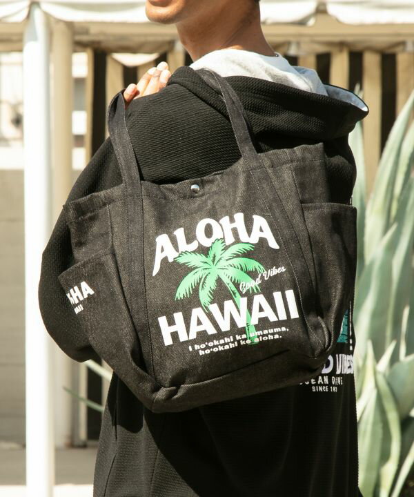商品仕様:ハワイの心を伝える「LIVE AND GIVE ALOHA」のメッセージをプリントしたトートバッグ。癒しを感じるモチーフと、「心をひとつにすれば愛もひとつになる」というハワイのことわざをデザインに込めました。両サイドにはボトルや小...