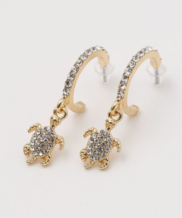商品仕様:ホヌモチーフをあしらったフープピアス。ビジューがきらめき、耳元に上品な華やかさを添えます。ホヌはハワイで海の守り神として親しまれているモチーフ。程よいサイズ:感で取り入れやすく、デイリーコーディネートにもおすすめのアイテムです。素...