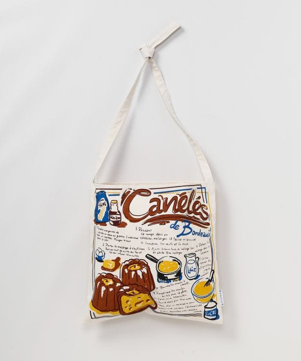商品仕様:フランスやヨーロッパの食文化をテーマにした、POPなイラストデザインが目を惹くショルダーバッグ。サングリアやパエリア、ラタトゥイユ、カヌレなどを描いた遊び心あふれるデザインで、コーディネートのアクセントとしても映えるアイテムです。...