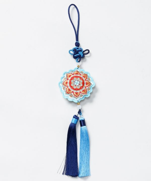 商品仕様:中国の伝統的な縁起物で飾られる風水刺しゅうのお守り袋をモチーフにしたオーナメント。繊細な刺しゅうと揺れるタッセルが華やかさを添え、カラーごとに異なる願いが込められています。【黄：金運・財運】【赤：開運・魔除け】【緑：健康・成長】【...