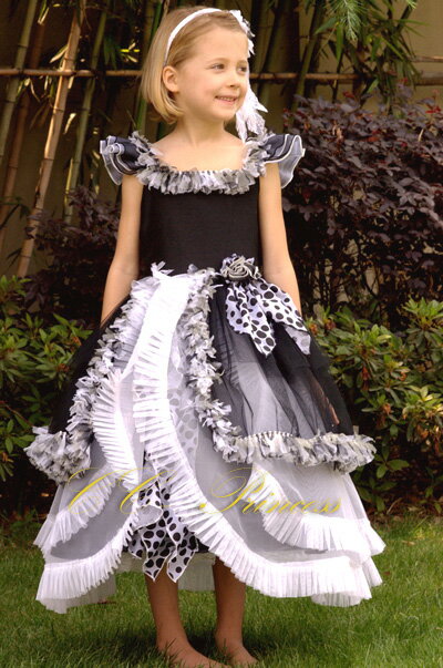 “ちょっと情熱的、、クラッシック・エレガンス”!! 白と黒の大人っぽい「華やぎ」、ちょっと、情熱的♪？ !! 発表会、パーティー、等で　サプライズ !! ☆幾重にも重なり、広がりを持ったドレスです、、 ☆上身は羽のような軽やかな袖、衿ぐりと...