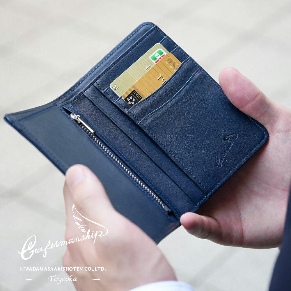 デザインへのこだわり Ai（藍）のコンパクトなジャケットウォレットです。本体皮革は、徳島産の蓼（タデ）による本藍染めです。本藍は、化学薬品を一切使用しない天然染料です。 デザインは、スーツスタイルやジャケットスタイルの大人の男性を強く意識し...