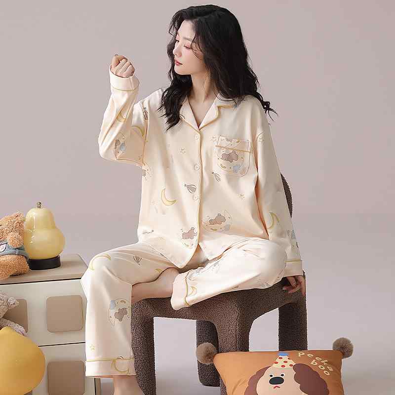 このセットアップは、春の季節にぴったりの長袖カーディガントップと長ズボンの組み合わせです。肌触りの良い綿100%素材を使用しており、中程度の厚さで快適に着用いただけます。トップスは襟付きのデザインで、カジュアルながらも整った印象を与えます。...