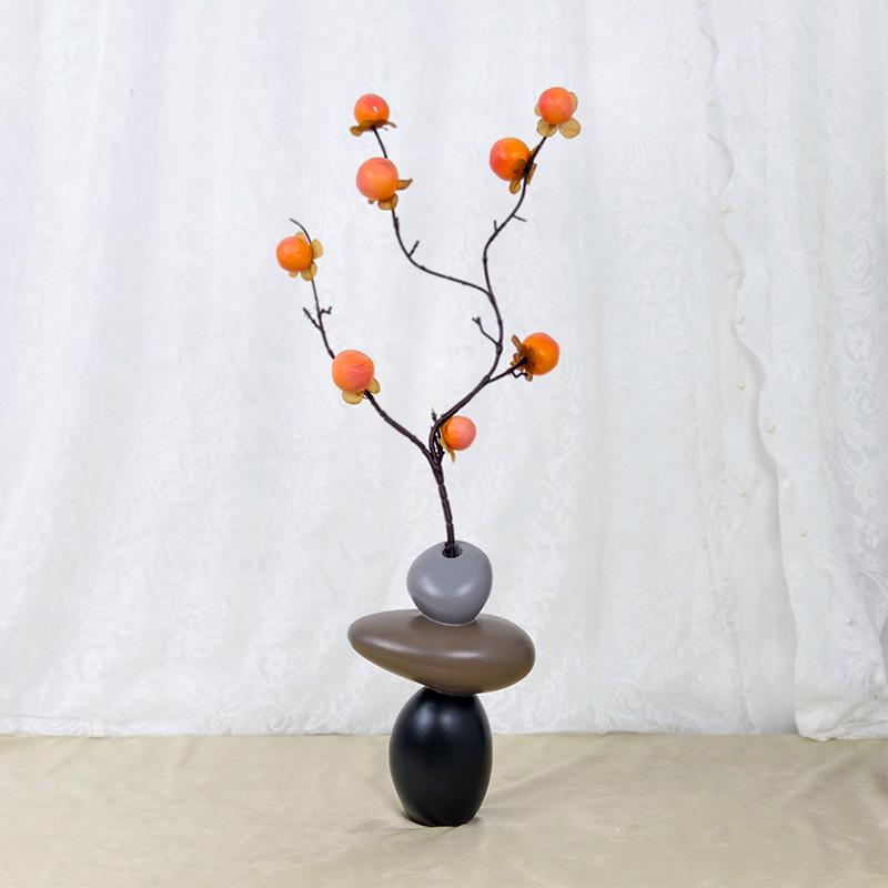 新中式スタイルの樹脂製花挿しです。本体サイズは16cm×11cm×25cm。手作業と彩色、注塑などの複数の技法を組み合わせて作られています。カラーはブラックとブラウンの2色をご用意。デザインは、「石来运转」のモチーフに楓の葉または柿を組み合...