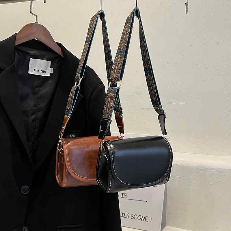 都会的でシンプルなデザインのバケットバッグです。素材にはPUを使用し、裏地はポリエステル製で、柔らかい手触りが特徴です。日常のコーディネートに合わせやすいブラウンとブラックの2色をご用意しました。小ぶりなサイズ感ながら、携帯電話用の内ポケッ...