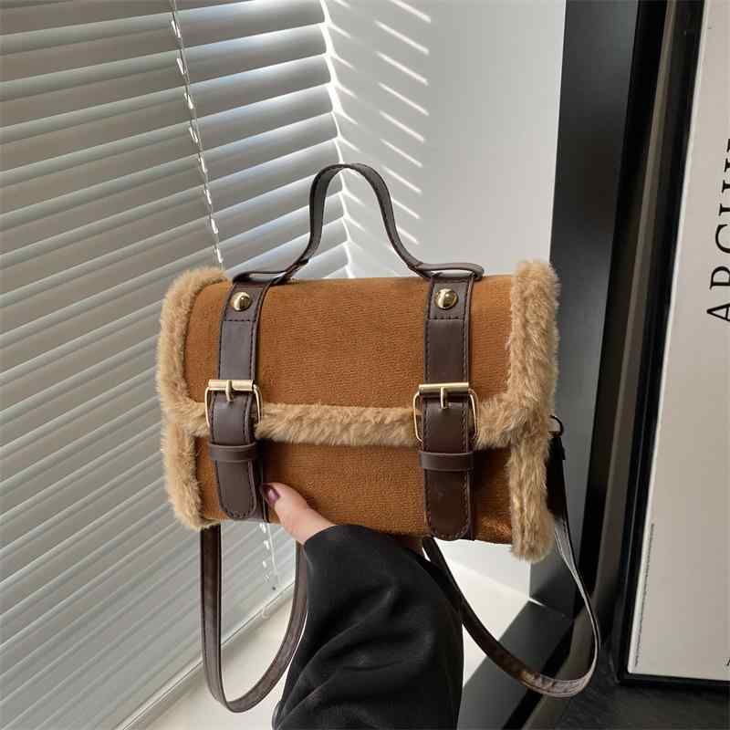 ・カラー展開: ブラック、ブラウン、ピンク、ホワイト・スタイル: ストリート・主な素材: キャンバス・バッグタイプ: ミニスクエア・サイズ: ミニ・デザイン特徴: ファー・裏地素材: ポリエステル・バッグ形状: 横型スクエア・開閉口: フラ...