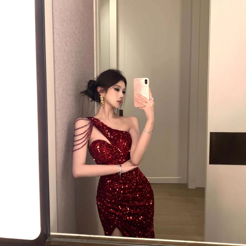 ・素材: スパンコール・主な素材: スパンデックス・カテゴリ: ドレス、イブニングドレス・ネックライン: ワンショルダー・フロントデザイン: 斜め開き・袖丈: ノースリーブ・カラー展開: レッド、ブラック、グリーン・サイズ展開: S、M、L...