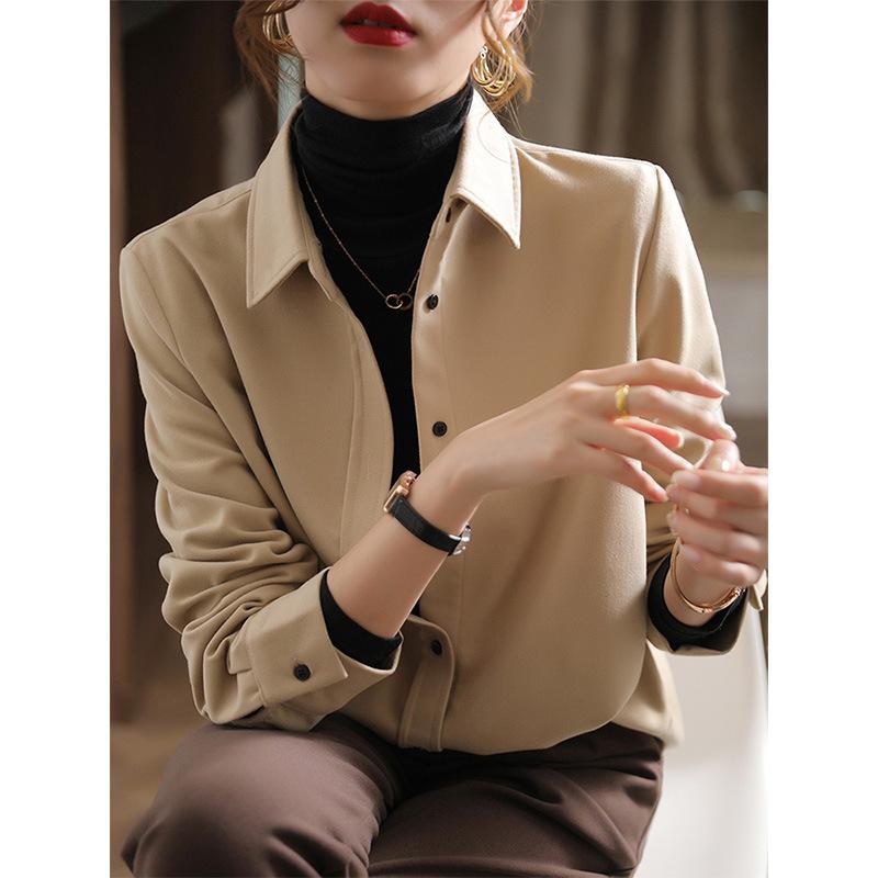 ・カテゴリ: シャツ・主な素材: ポリエステル・柄: 無地・デザイン: ボタン・袖丈: 長袖・シルエット: ストレート・ネックライン: ポロネック・袖: レギュラー・流行要素: ボタン・カラー: サンドベージュ・サイズ展開: S、M、L、X...