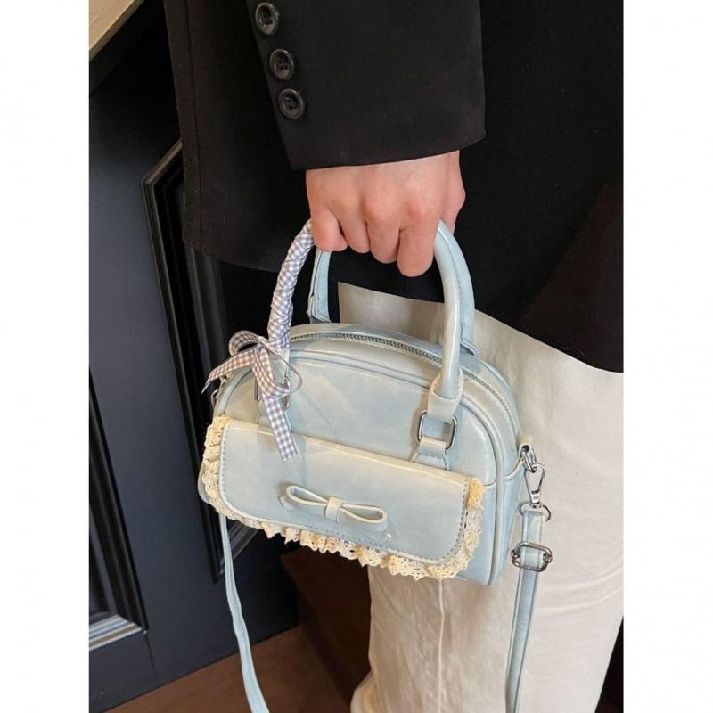 ・カラー展開: オフホワイト、ブルー、ブラック、ピンク・スタイル: ミックススタイル・主な素材: ポリエステル・デザイン: リボン・裏地素材: PUレザー・バッグ形状: リボン型・開閉方式: ファスナー・用途: カジュアル、旅行