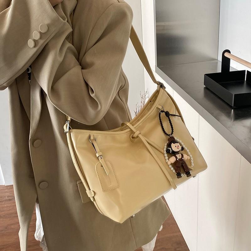 ・カラー展開: ブラック、イエロー、ピンク、ホワイト・スタイル: 都市カジュアル・主な素材: PU・バッグタイプ: トートバッグ・サイズ感: 大型・デザイン要素: ステッチ・裏地素材: ポリエステル・バッグ形状: 横長スクエア・開閉方法: ...