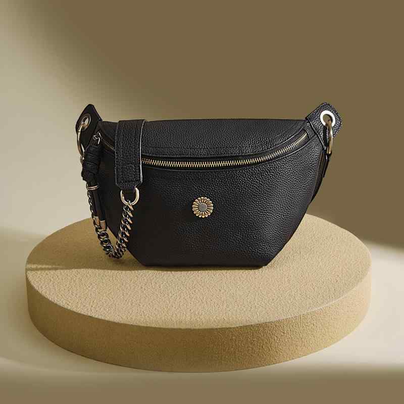 ・カラー展開: ブラック、オフホワイト・スタイル: ストリートカジュアル・主な素材: 本革・素材の特徴: トップグレインレザー・バッグのスタイル: ダンプリングバッグ・バッグのサイズ: ミディアム・人気要素: ステッチ・裏地素材: ファブリ...