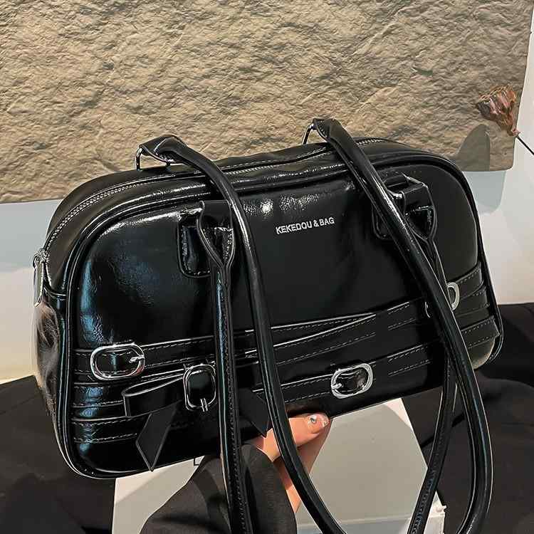 ・カラー: ブラック、レッド、ブラウン・スタイル: ストリートファッション・主な素材: PUレザー・バッグの種類: ショルダーバッグ・デザイン要素: ステッチ、ロック・裏地素材: ポリエステル綿・バッグ形状: 横型スクエア・開閉方式: ファ...