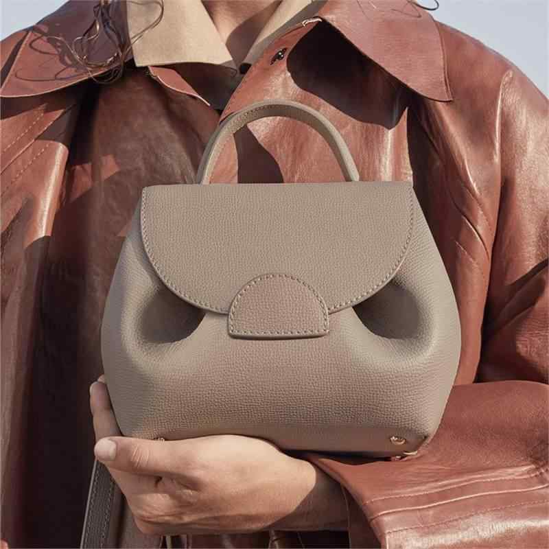 "・カラー展開: トリコロール, キャメル, チョーク色, グレー, ボルドー, ブラック, チョークホワイト, レッド, ライラック","・スタイル: アーバンカジュアル","・主な素材:...