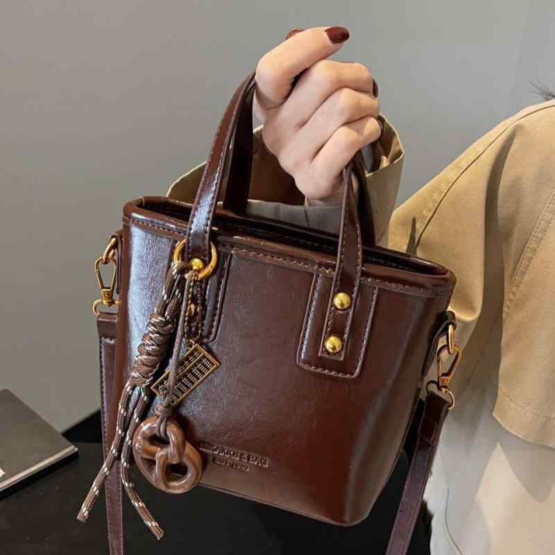 ・カラー: コーヒー、ブラック、レッド、ブラウン・スタイル: アーバンシンプル・素材: 合成皮革・カテゴリ: バケットバッグ・バッグサイズ: ミニ・デザイン要素: ステッチデザイン・バリエーション: 飾り付き、飾りなし・用途: 日常使い