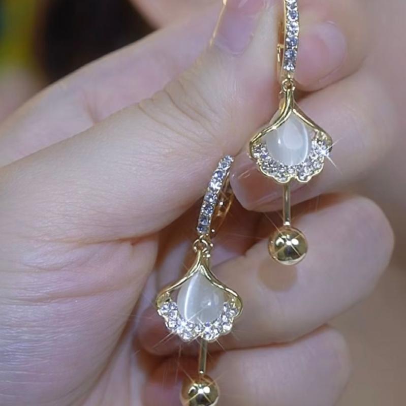 ・素材: 銅・形状: 葉・加工: ダイヤ埋め込み・カラー: 金色・スタイル: ファッションOL・スタイル分類: ファッション通勤・商品カテゴリ: 耳飾り・対象: 女性・流行要素: 樹葉・流行要素分類: 植物花卉