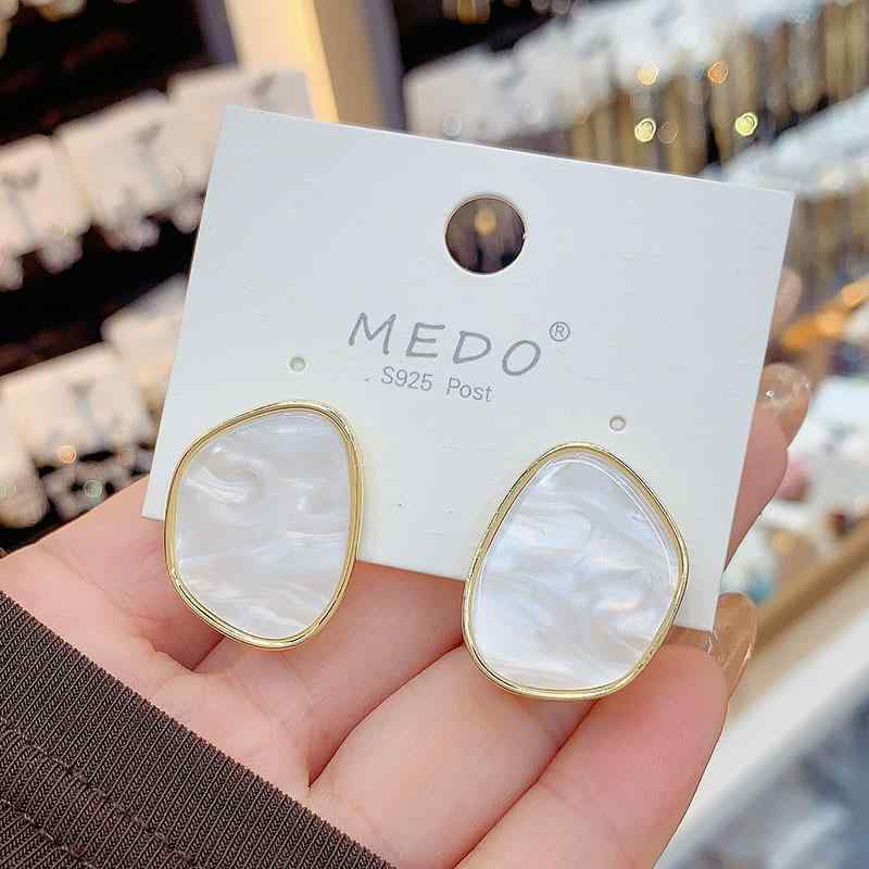 ・素材: 925銀針+銅メッキ真金・処理工法: 電鍍・形状: 幾何型・カラー: 天然貝殻耳扣（14K真金電鍍）、咖色板材耳扣（14K真金電鍍）・スタイル: 優雅・スタイル分類: ファッション通勤・商品カテゴリ: 耳飾・対象: 女性・流行要素...