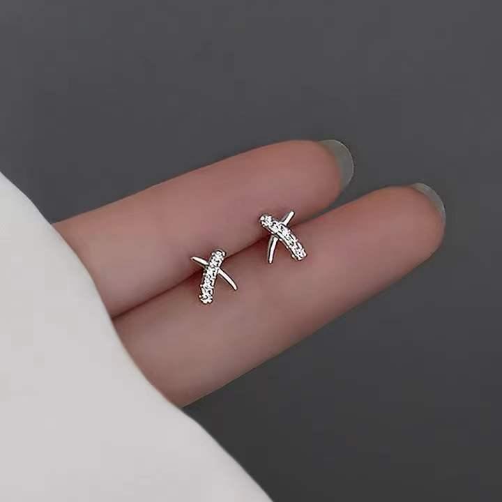 ・素材: S925銀・加工: 電鍍・形状: 幾何型・カラー: 銀色、金色・流行要素: 英文字母・スタイル: 個性・カテゴリ: 耳飾り・対象: 男女