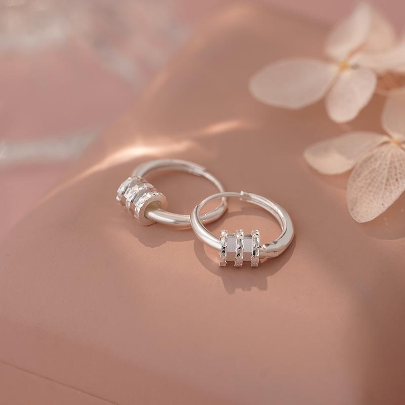 ・素材: 銀・タイプ: 耳扣・形状: 幾何型・加工: 電鍍・カラー: 銀色・純度: 足銀・流行要素: 円形・スタイル: 韓国風・スタイル分類: ファッション通勤・カテゴリ: 耳飾り・対象: 女性・流行要素分類: 幾何