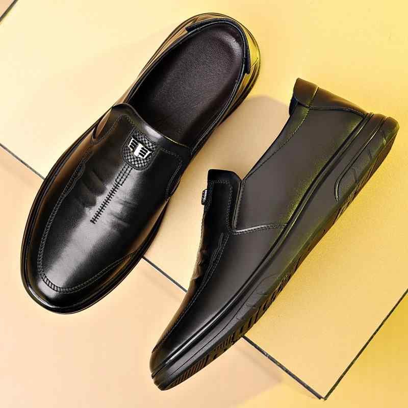 ・性別: 男性・靴底素材: ゴム・対象年齢: 成人・アッパー素材: 上質牛革・レザータイプ: 牛革・トゥ形状: ラウンド・機能: 通気、防滑、吸汗・ヒール高: 1-3cm・デザイン要素: ステッチ・スタイル: カジュアル・パターン: 無地・...