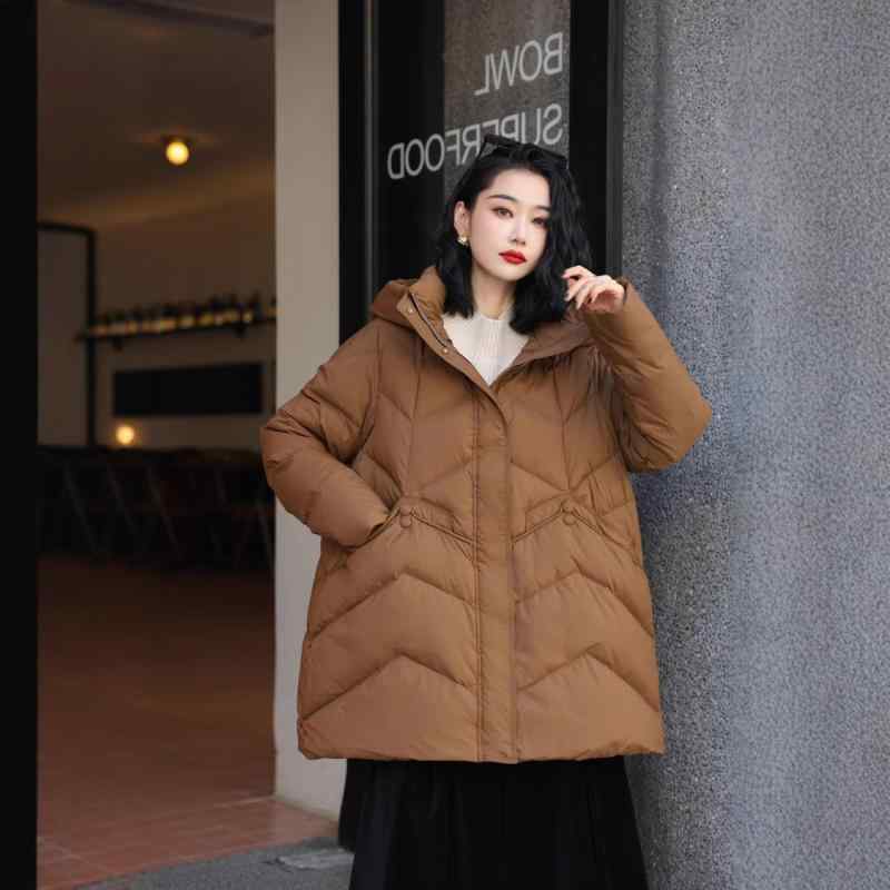 ・詰め物: 白ダックダウン・ダウン含有率: 91%～95%・厚み: 中厚・シルエット: ゆったり型・襟型: フード・着丈: 中長款・袖丈: 長袖・ディテール: ポケット・前立て: ジッパー・カラー: ダークブラウン、ブラック、レッド、ライト...