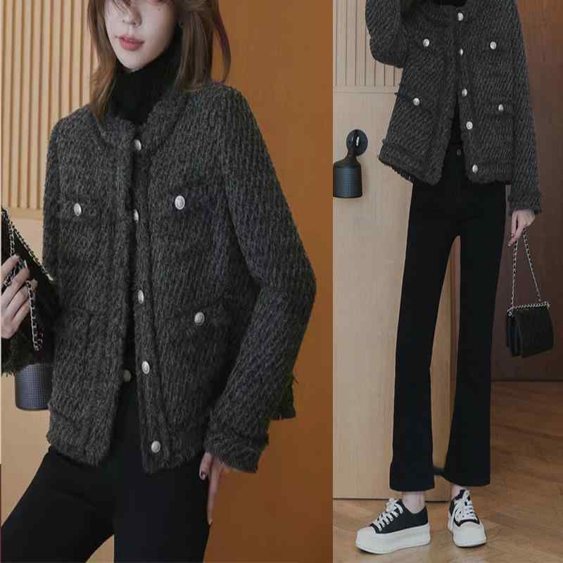 ・詰め物: 白ダックダウン・ダウン含有率: 96%以上・厚み: 中厚・生地名: アクリル・シルエット: ノーマル・襟型: ラウンドネック・着丈: ロング(100cm超)・袖丈: ロングスリーブ・デザイン要素: 3Dパターン・色: ブラック、...