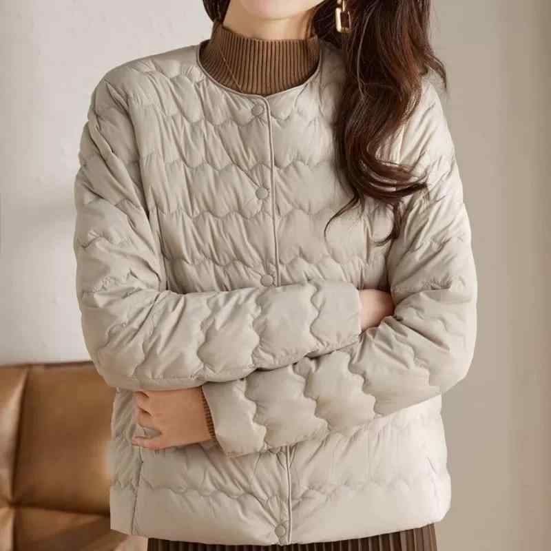 ・詰め物: 白ダックダウン・ダウン含有量: 86-90%・表地素材: ポリエステル・表地成分: 95%以上・厚み: 薄手・シルエット: ゆったり・襟: ラウンドネック・着丈: 50-65cm・袖丈: 長袖・袖型: ストレート・デザイン要素:...