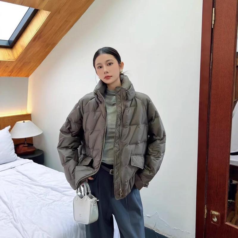 ・充填材: ホワイトダックダウン・ダウン含有率: 51%～55%・厚み: 中厚・生地: ポリエステル・主成分: ポリエステル95%以上・シルエット: スタンダード・襟型: ダブルレイヤー・着丈: 50～65cm・袖丈: 長袖・ディテール: ...