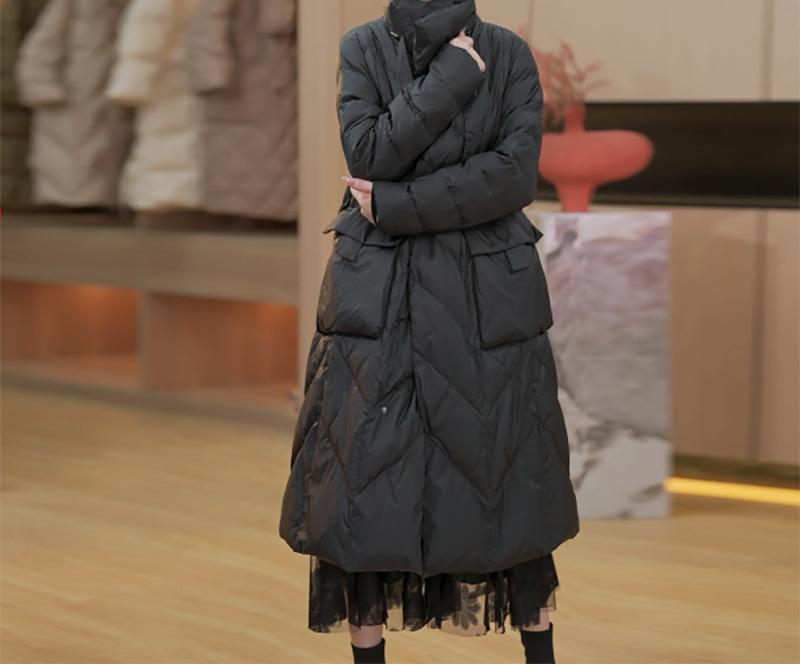 ・充填材: ホワイトダックダウン・ダウン含有量: 51-55%・厚み: 中厚・主素材: スパンデックス・主素材含有率: 30%以下・シルエット: ルーズ・襟型: スタンドカラー・着丈: 超短(40cm以下)・前立て: ワンボタン・カラー: ...