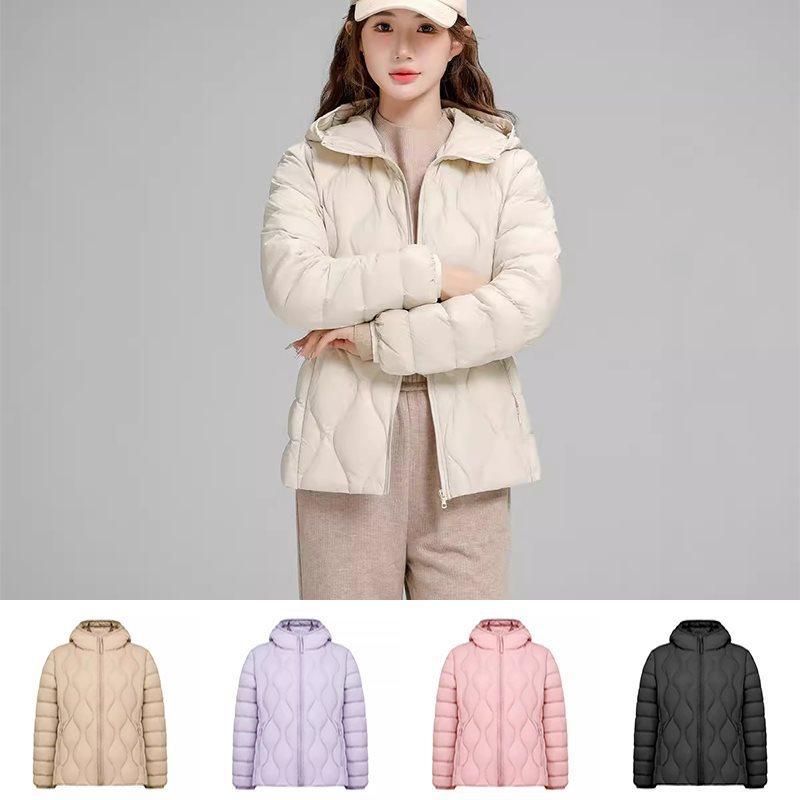 ・詰め物: 白ダックダウン・ダウン含有量: 51%～55%・厚み: 中厚・生地名: メモリー生地・主生地成分: スパンデックス・主生地成分含有率: 30%以下・シルエット: ウエストシェイプ・襟型: フード・着丈: ショート・袖丈: ロング...