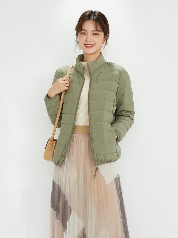 ・詰め物: ホワイトダックダウン・ダウン含有量: 51%～55%・厚手: 薄手・表地: ポリエステル・主素材: スパンデックス・主素材含有率: 30%以下・シルエット: スリム・襟型: スタンドカラー・着丈: 短め・袖丈: 長袖・ディテール...