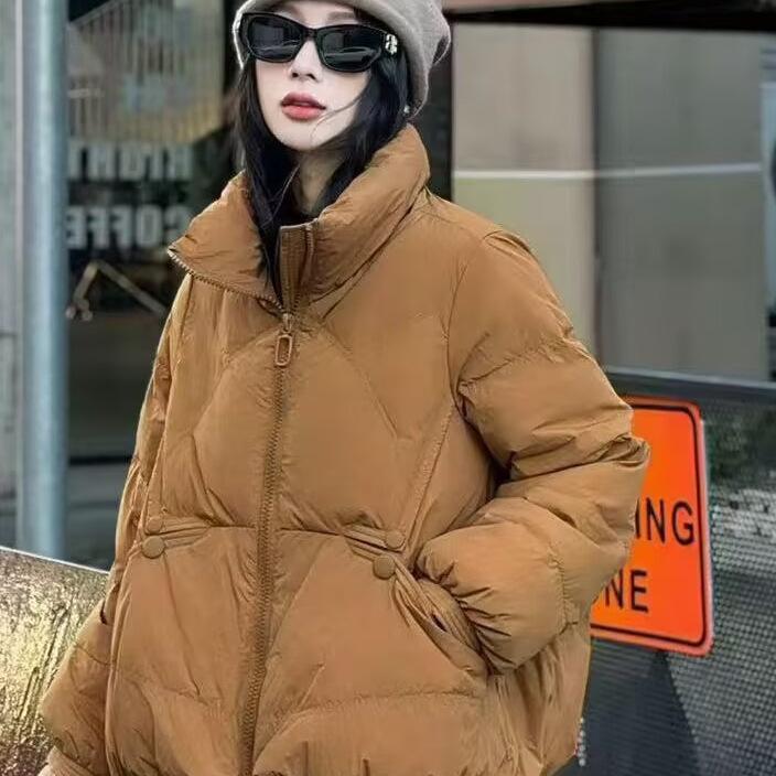 ・充填材: グレーグースダウン・ダウン含有率: 86%~90%・厚み: 中厚・生地: ビスコース・主生地成分: ビスコース 30%~50%・シルエット: ルーズ・襟型: スタンドカラー・着丈: 短め 40cm超~50cm・袖丈: 長袖・袖型...