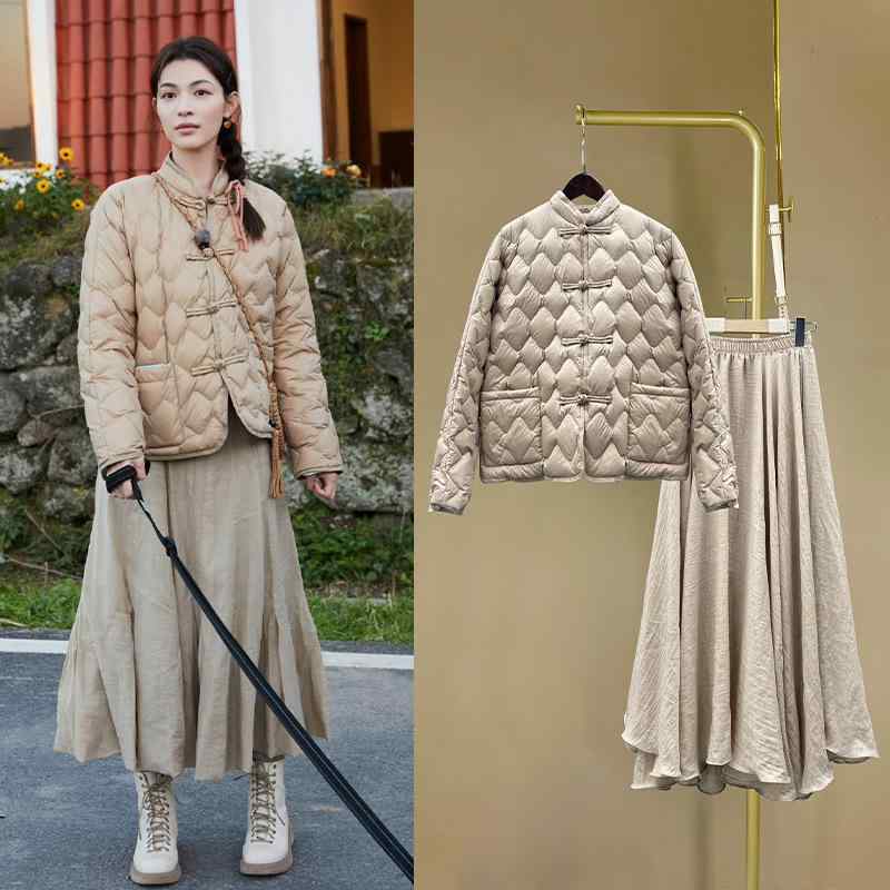 ・詰め物: 白ダックダウン・厚み: 中厚・生地: ポリエステル・シルエット: ルーズ・着丈: 普通（50-65cm）・袖丈: 長袖・サイズ: S,M,L,XL・主生地成分: 95%以上・ダウン含有率: 66%～70%・対象年齢: 成人・対象...