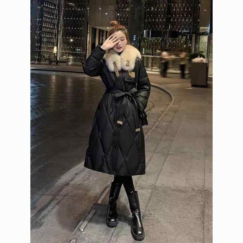 ・充填材: 白ダックダウン・ダウン含有率: 96%以上・厚み: 厚手・生地: アクリル・主生地含有率: 50-70%・シルエット: 収腰型・襟型: ファー・着丈: ロング款(100cm超)・袖丈: 長袖・デザイン要素: ジップ・カラー: ブ...