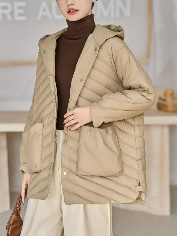 ・詰め物: 白ダックダウン・ダウン含有量: 86%～90%・厚み: 中厚・生地: ポリエステル・主生地含有率: 70%～80%・シルエット: ルーズ・襟型: フード・着丈: 普通（50cm超～65cm以下）・袖丈: 長袖・袖型: 普通袖・デ...