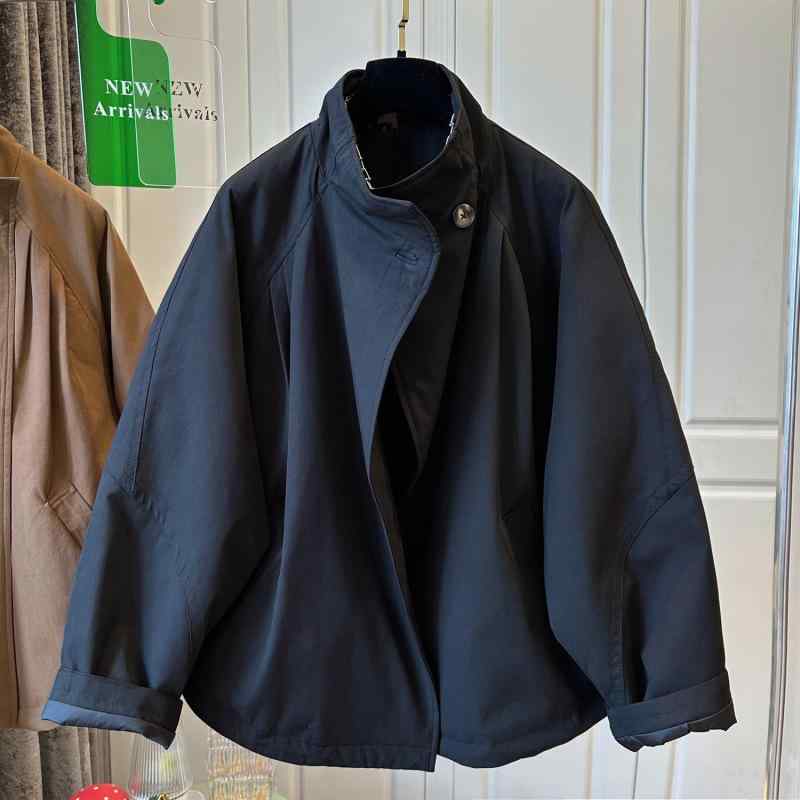 ・詰め物: 白ダックダウン・ダウン含有率: 96%以上・厚み: 超薄・生地: アクリル・メイン生地成分含有率: 30%-50%・シルエット: ゆったり・襟型: スタンドカラー・着丈: ロング丈(100cm超)・袖丈: 長袖・流行要素: ボタ...