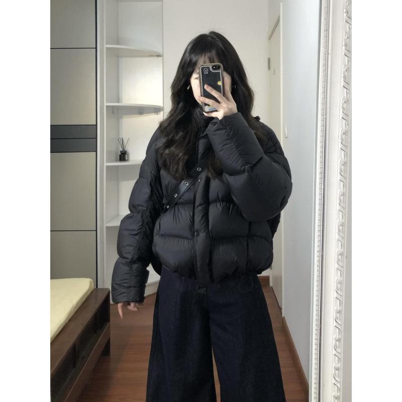 ・充填材: グースダウン・ダウン含有率: 96%以上・厚み: 超薄・生地: ポリエステル紡・シルエット: ストレート・襟型: ハイネック・ファーリング: あり・ファーリング脱着: 可能・着丈: ロング(100cm超)・袖丈: ロング・デザイ...