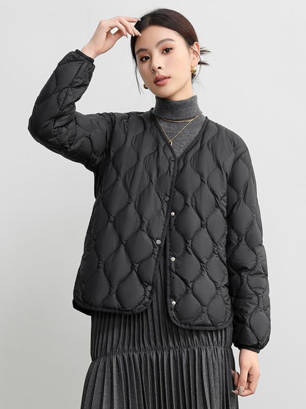 ・充填材: 白ダックダウン・厚み: 薄手・表地: ナイロン・主素材: ポリエステル・主素材含有率: 90-95%・シルエット: レギュラー・襟型: フード・着丈: 50-65cm・袖丈: 長袖・袖型: スタンダード・デザイン要素: 無地・前...