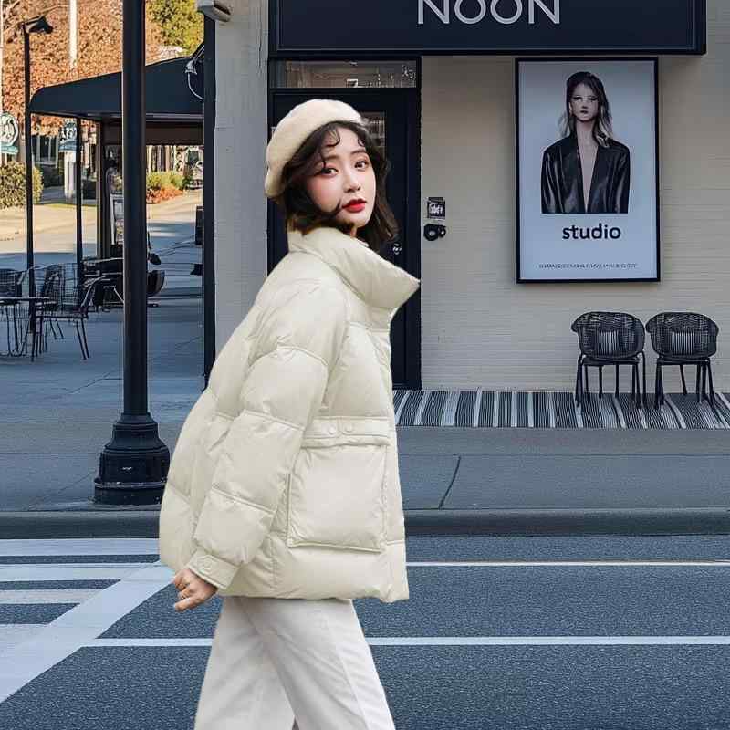 ・詰め物: ダックダウン・ダックダウン含有率: 51%~55%・表地: ポリエステル・厚み: 厚・シルエット: ルーズ・襟型: スタンドカラー・着丈: 普通(50cm超65cm以内)・袖丈: 長袖・前立て: ジッパー・色: カーキ・サイズ:...