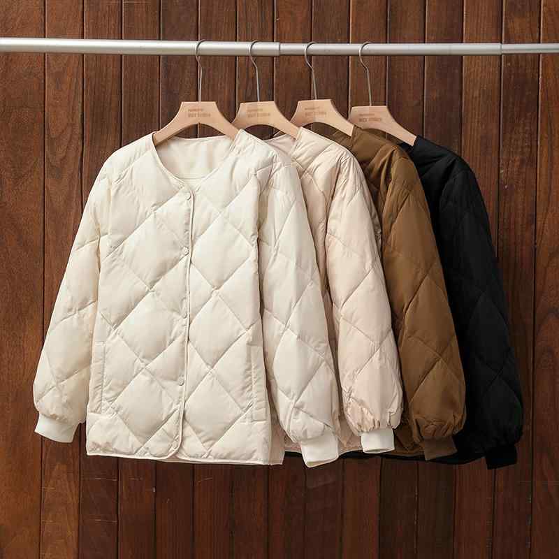 ・詰め物: 白ダックダウン・ダウン含有量: 51%～55%・厚み: 中厚・生地名: メモリー生地・主生地成分: スパンデックス・主生地成分含有量: 30%以下・シルエット: スリムフィット・着丈: 短め（41～50cm）・袖丈: 長袖・袖型...