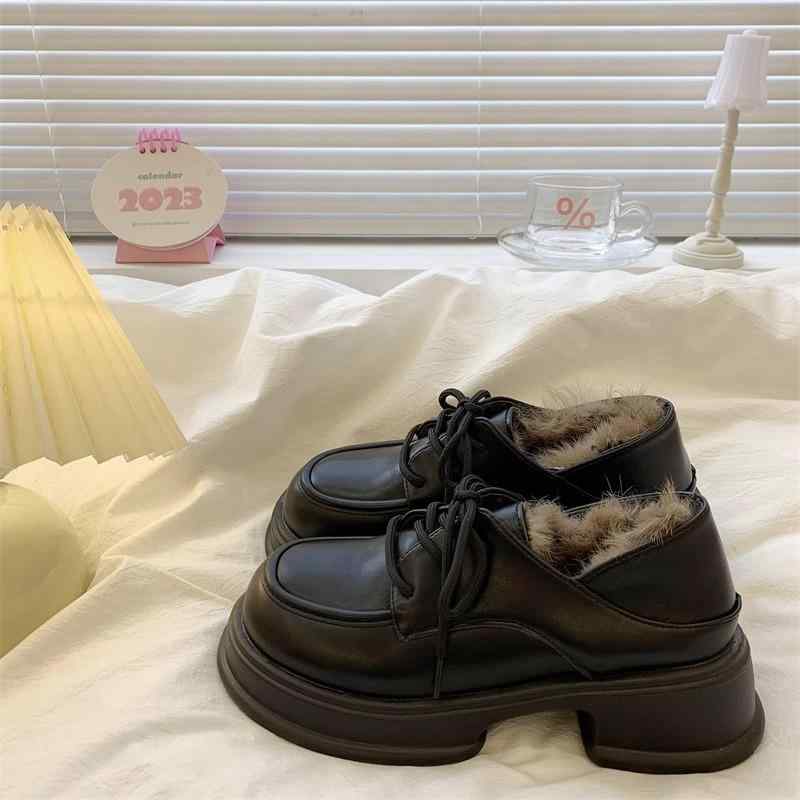 ・ヒール高: 低め（1-3cm）・柄: 無地・トゥ形状: ラウンド・ディテール: レザースプライス・対象性別: 女性・アッパー素材: 合成皮革・スタイル: エレガント・ソール素材: ラバー・ライニング素材: 合成皮革・シャフト高: ミッド・...