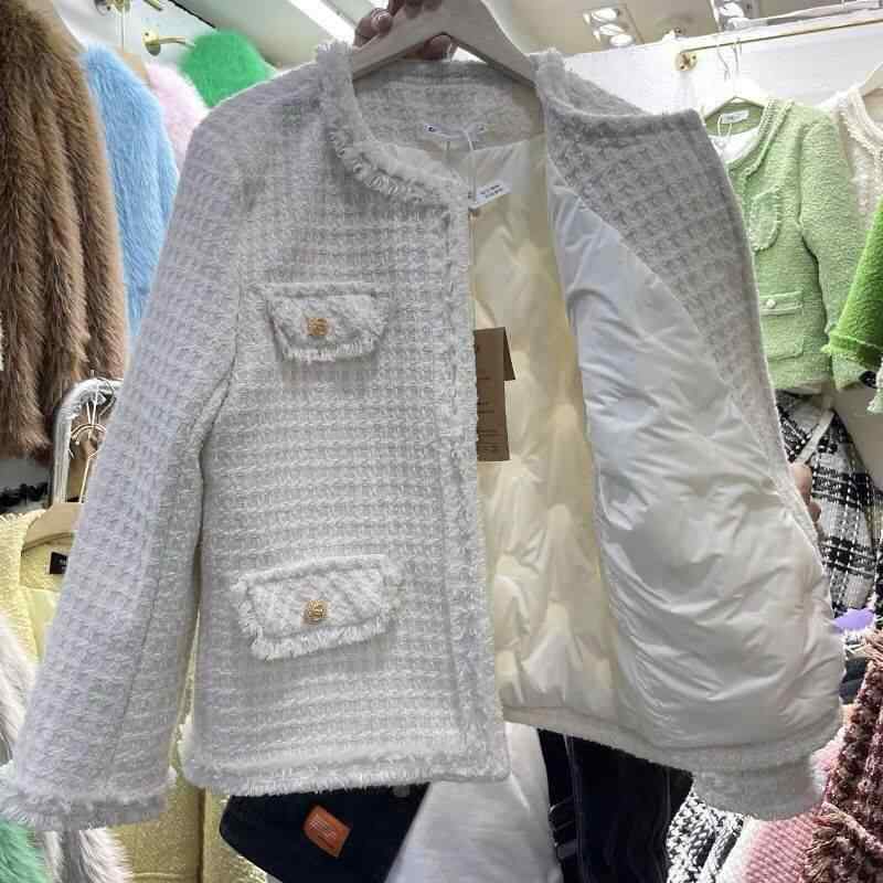 ・充填材: ダックダウン・ダウン含有率: 96%以上・厚み: 中厚・生地: アクリル・主生地含量: 90-95%・シルエット: ルーズ・襟型: ラウンドネック・着丈: 普通（50-65cm）・袖丈: 長袖・カラー: ホワイト,レッド,ブラッ...