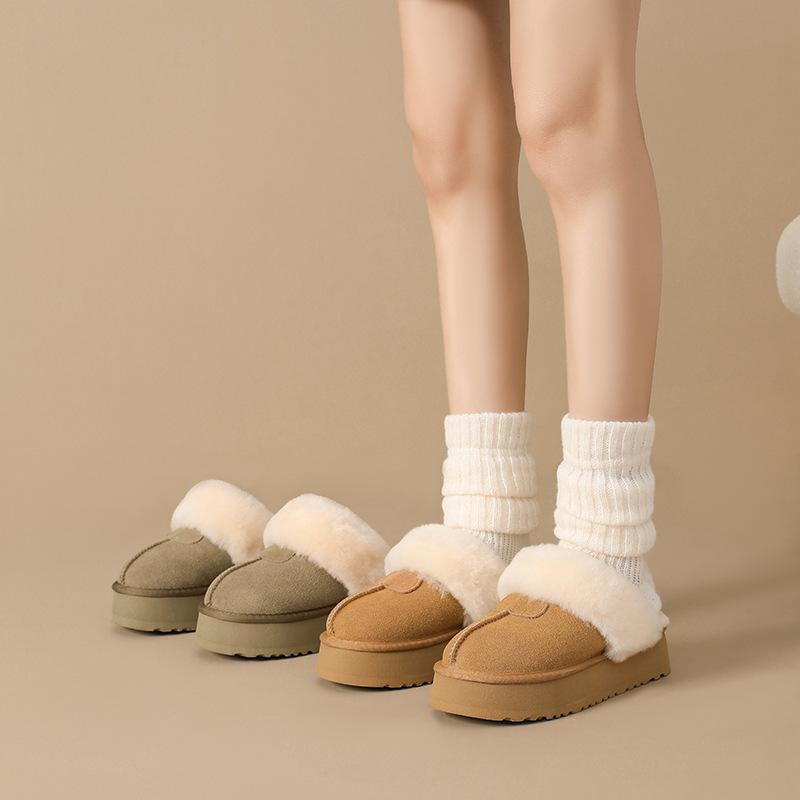 ・アッパー素材: スエードレザー・ソール素材: ラバー・ライニング素材: ウール・インソール素材: シアーリング・トリム素材: レザー・トゥ形状: ラウンドトゥ・ヒール形状: 厚底・ヒール高: 4cm・シューズハイ: ローカット・クロージャ...