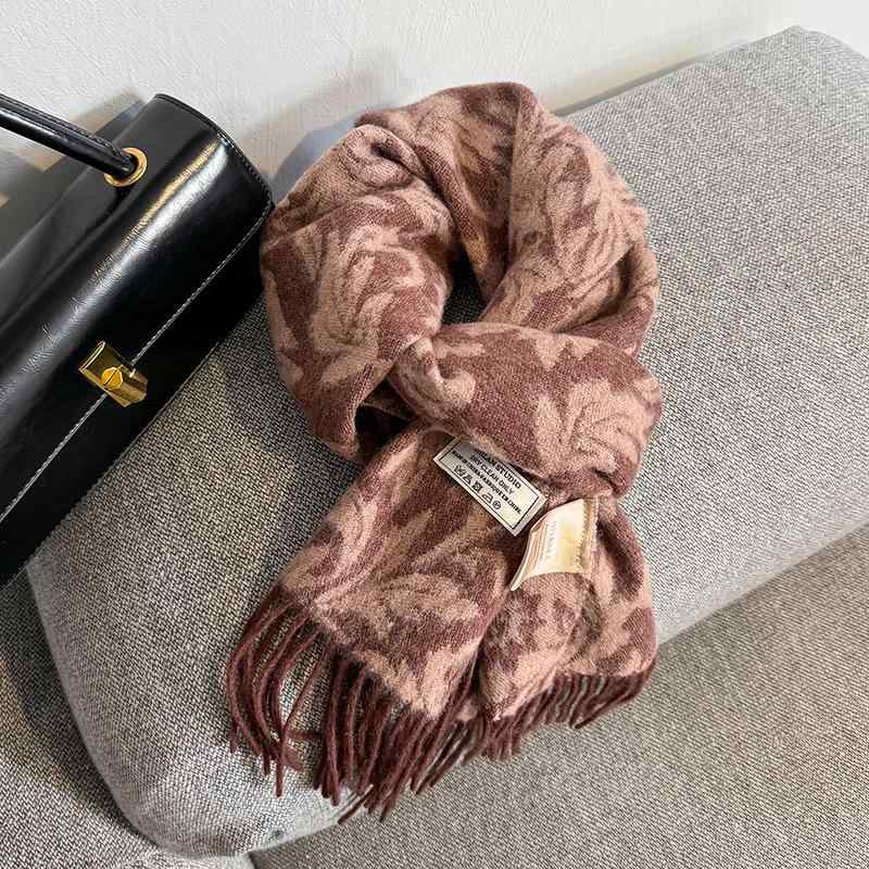 ・素材: ウール・ウール含有率: 100%・カラー: ダークパープル,グレー,ライトパープル,カーキ,レッド・サイズ: 35x200cm・スタイル: 中長・テイスト: ブリティッシュレトロ・編み方: 経編・機能: 保温・流行要素: 形状/パターン