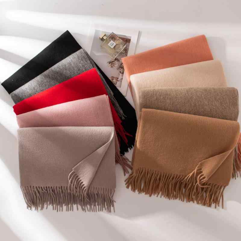 ・編み方: 経編・デザイン要素: ライン,四角形,ジオメトリック・機能: 保温・丈: ミドルロング・カラー: 赤,ピンク,キャメル,ミッドグレー,ブラック,スモークパープル,パープル,ライトピンク・サイズ: 70×200cm・素材: ウール...