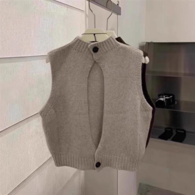 ・着丈: 普通 (50-65cm)・襟型: 丸襟・プルオーバー: あり・ボタン: あり・素材: ウール 30%未満・素材: ポリエステル 50-70%・色: キャメル・サイズ: S,M,L,XL・対象年齢: 成人・対象性別: 女性・シルエッ...