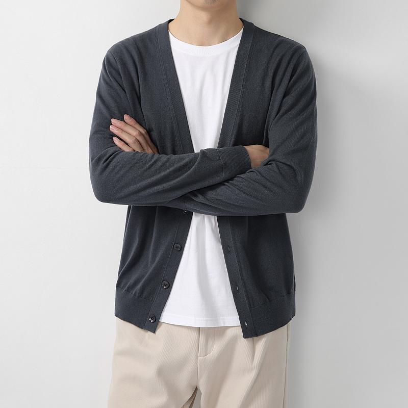 ・スタイル: カーディガン・フィット: スタンダード・襟型: Vネック・袖丈: 長袖・ゲージ: ミディアム・厚み: 薄手・着丈: ミディアム(50-65cm)・ディテール: リブ裾・素材: ウール30-35%, アクリル・カラー: グレー,...