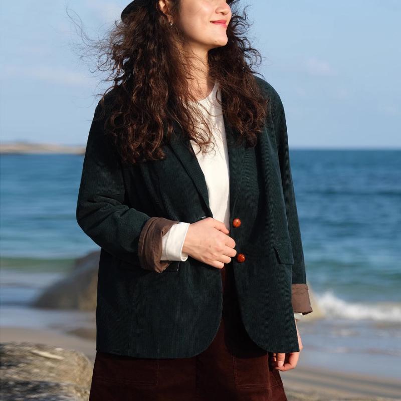 ・シルエット: レギュラー・着丈: ミディアム (50-65cm)・襟型: テーラード・袖丈: ロング・袖型: ストレート・加工: ノンアイロン・生地: コットン・カラー: グリーン・サイズ: S,M,L・前立て: シングル多ボタン・主素材...